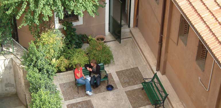 Rome-Gallery-JCU-students-courtyard | SAI Programs